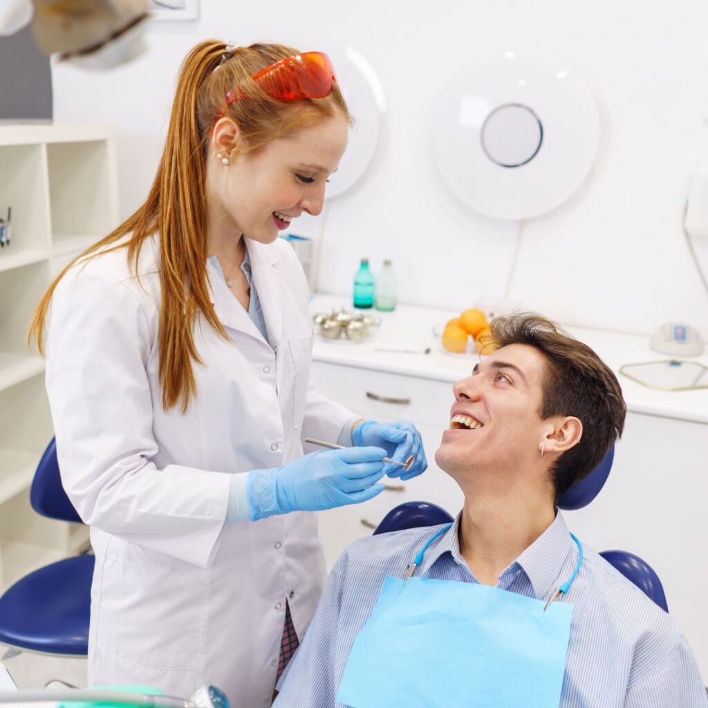 ¿Qué condiciones trata un periodoncista? - Clínica Dental Eva Vara